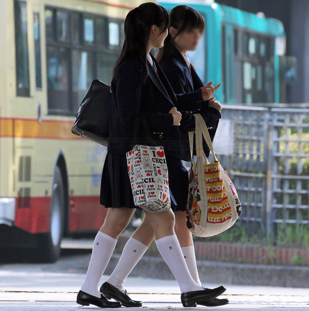 白ハイソックスな街撮り制服女子校生画像その3