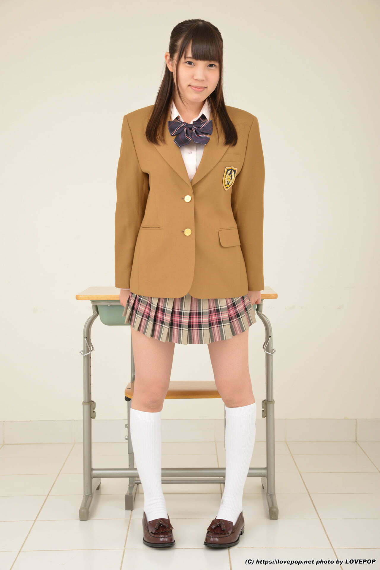 今井まいのブレザーに白ハイソックスな制服画像 | 女子校生制服フェティシズム