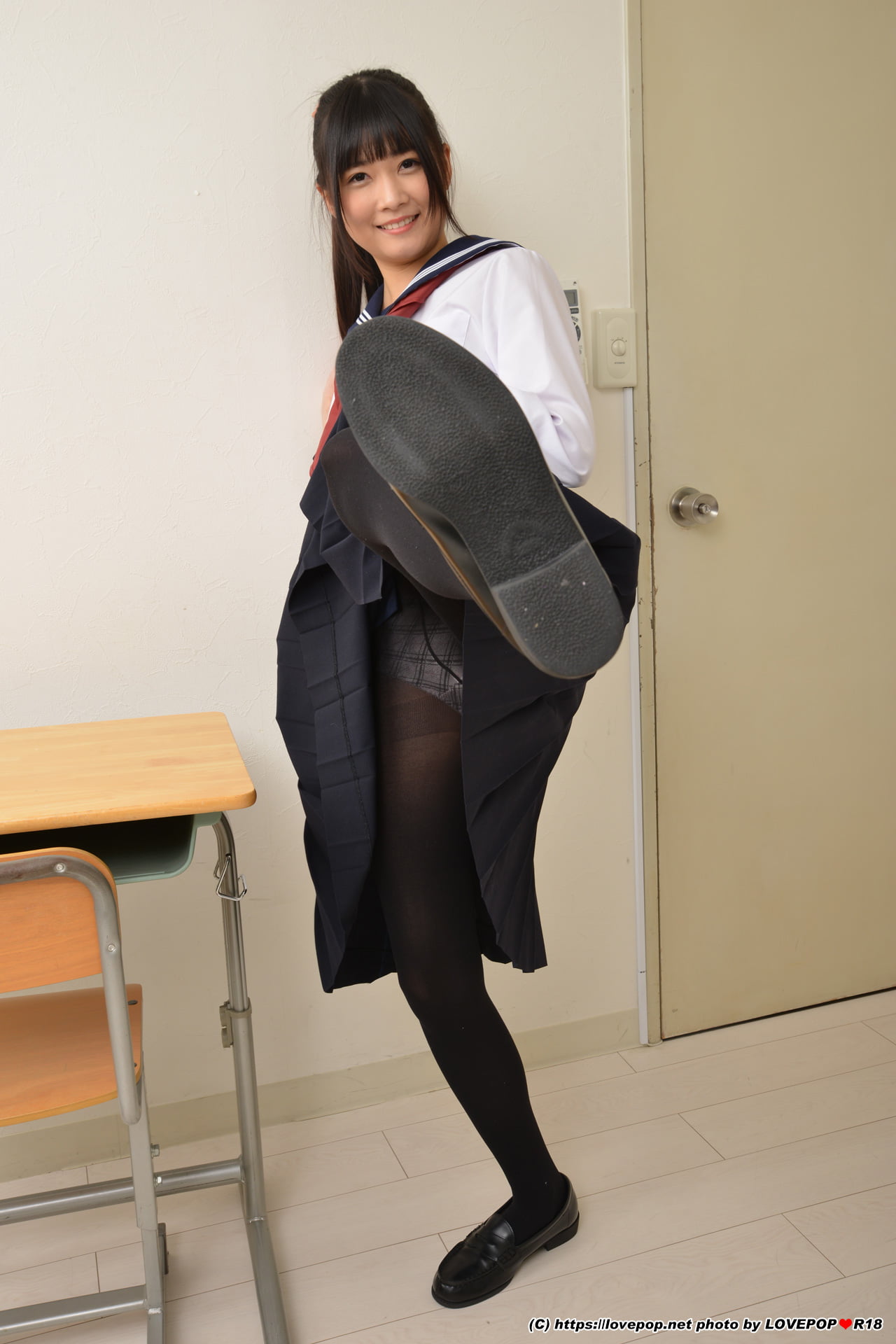 山井すず 黒タイツとロングスカートなセーラー服画像