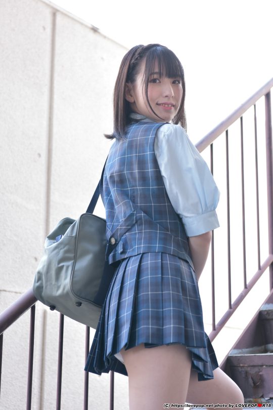 花狩まい 紺色ハイソックスなプリスカ制服画像