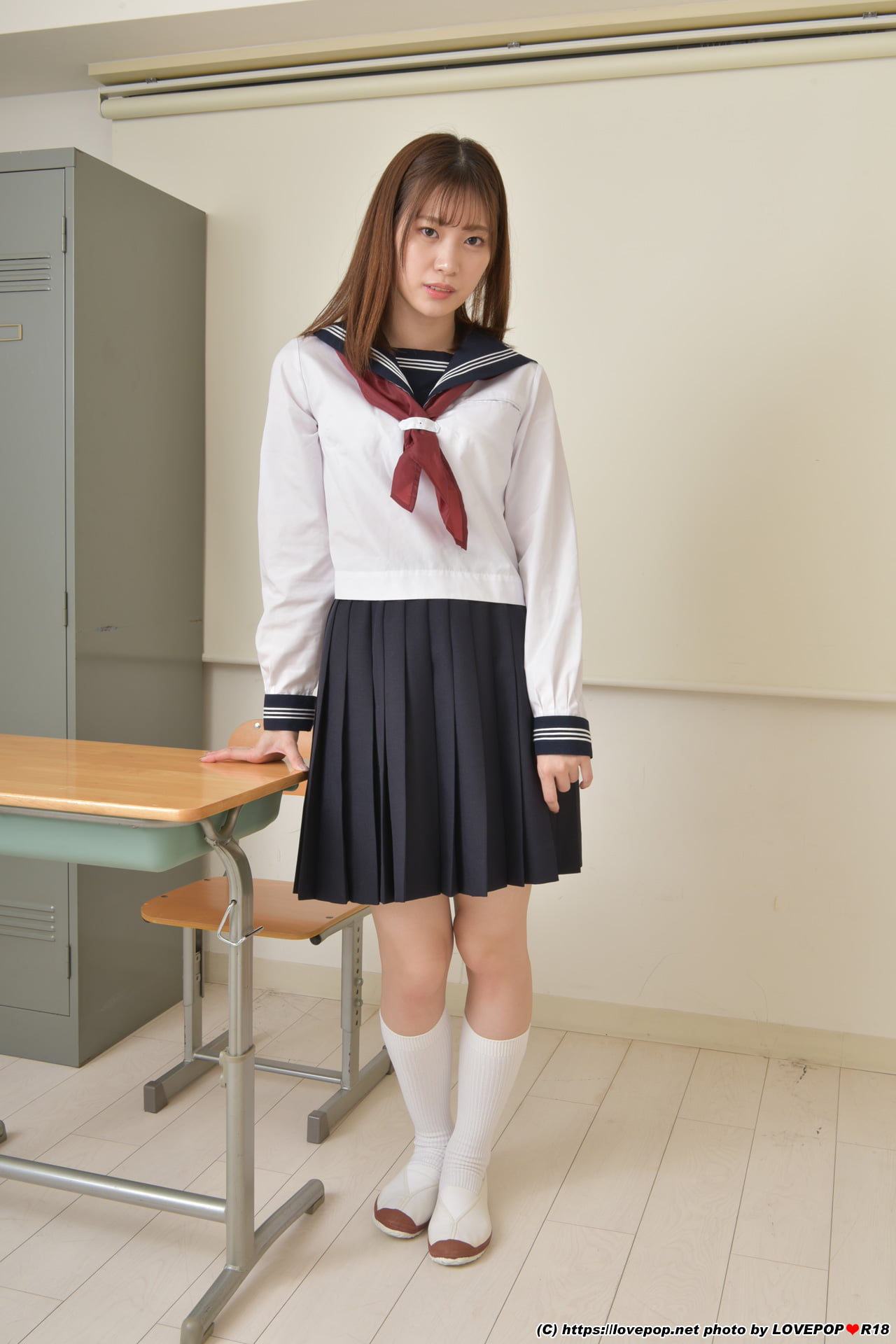 美谷朱里 白ハイソックスなセーラー服画像 